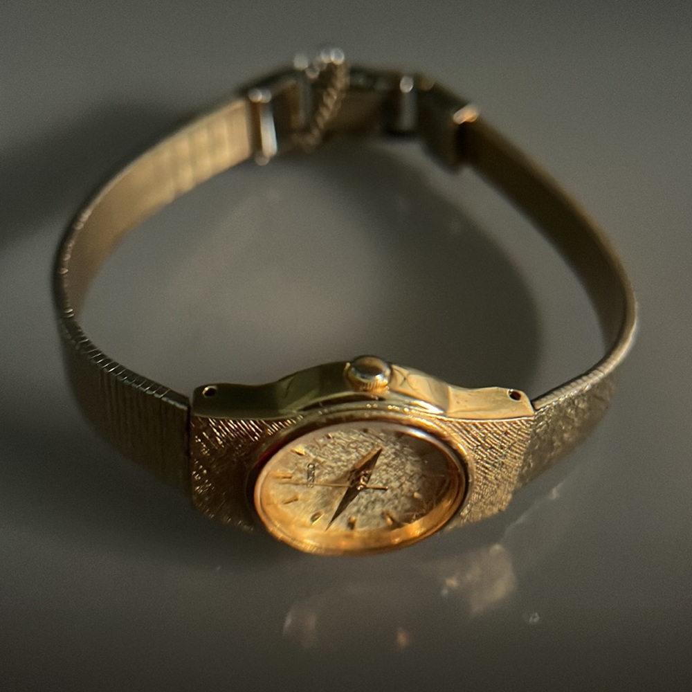 Seiko Vintage Ladies Gold Tone Florentine Texture Bra… - Gem